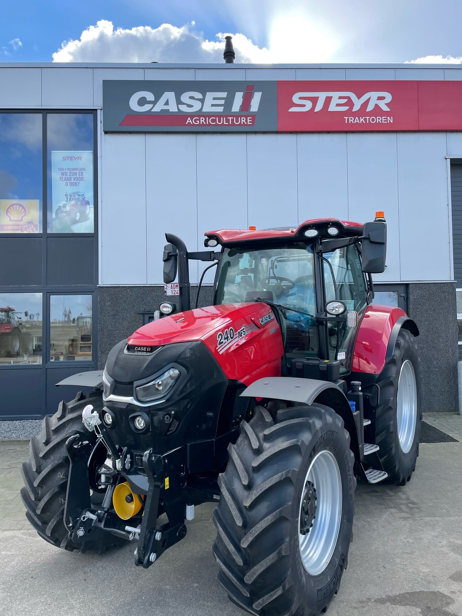 Recent afgeleverd Puma 240 CVX Drive – Vermeulen samen met Riemens ...